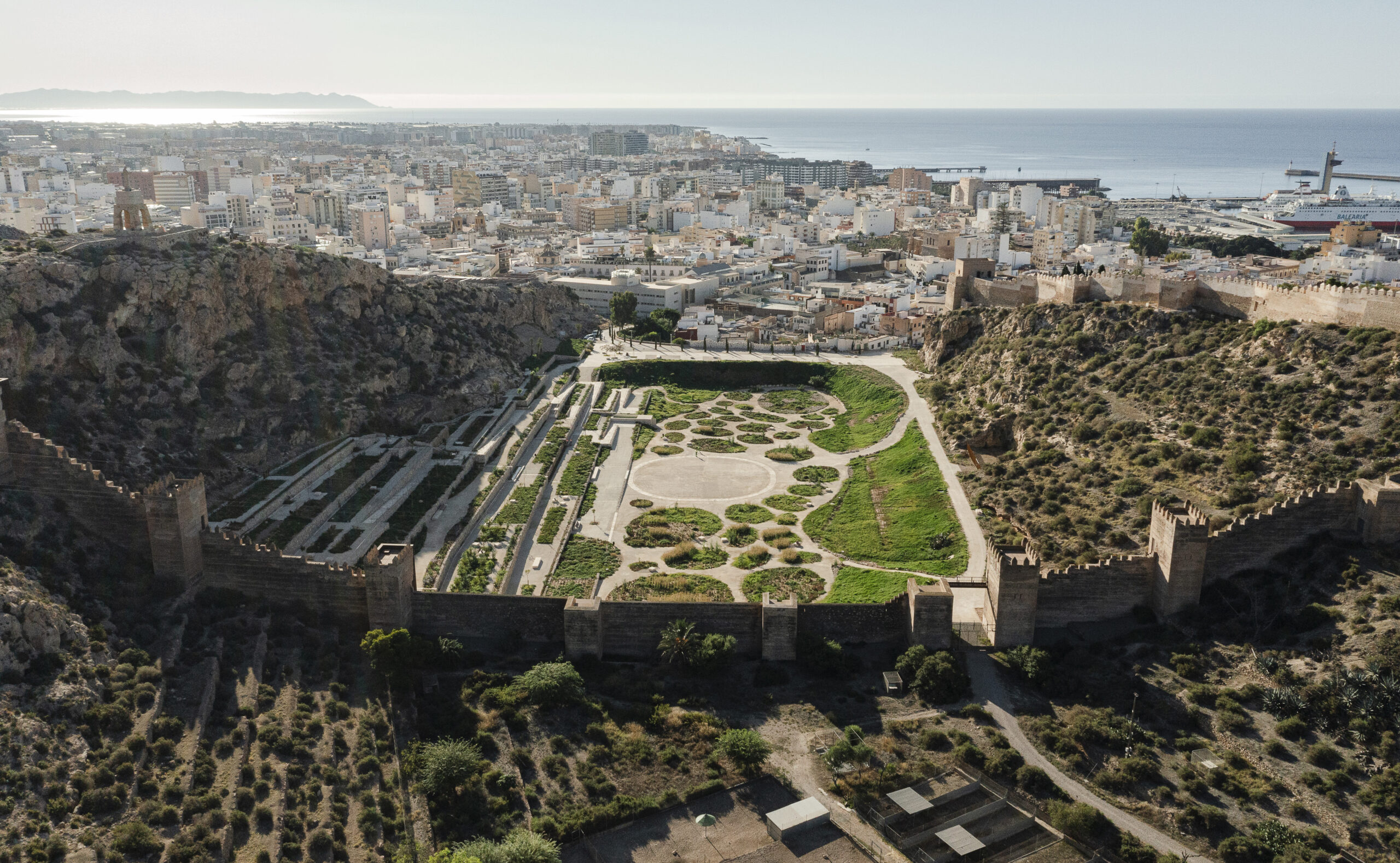 Una intervención que revela, restaura y reinventa el espacio público ...